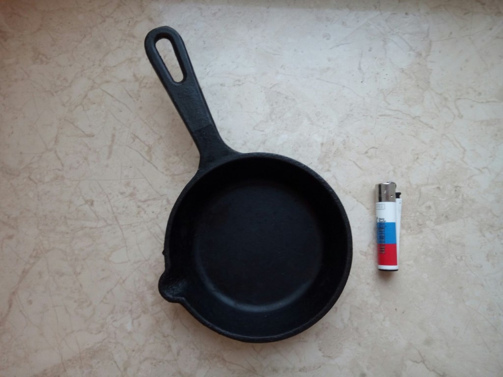Чугунные сковородки маленькие 2шт. в дар (Москва). Дарудар