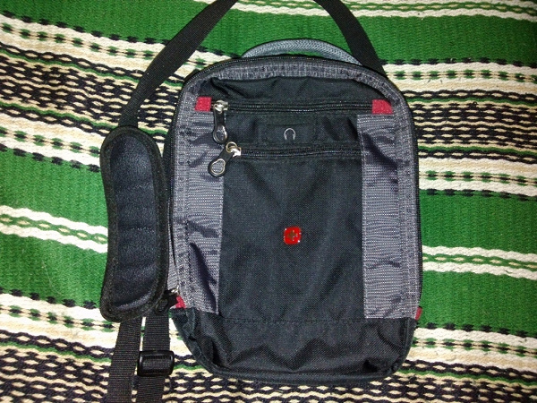 Наплечная сумка SwissGear в дар (Москва). Дарудар